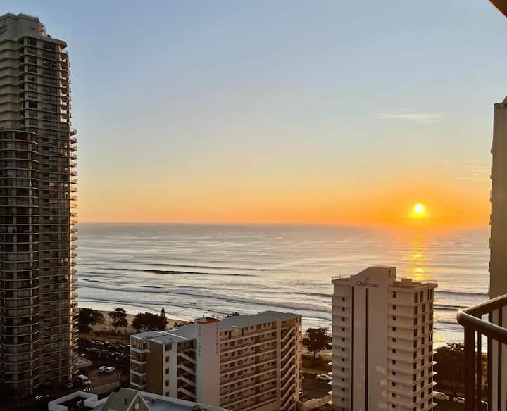 Stunning Level 17 Ocean View Studio, 100m To Beach - Surfers Paradise
