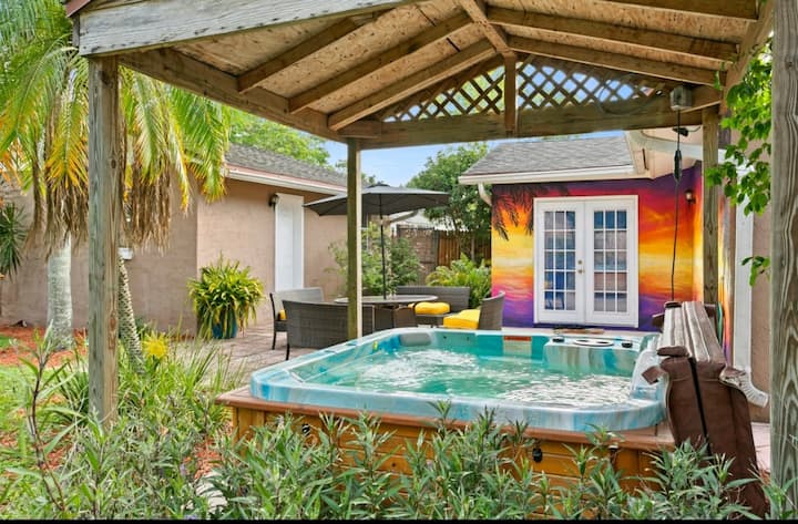 Sunshine Sanctuary  2 Br W/ Hot Tub & Gameroom - St. Petersburg, FL