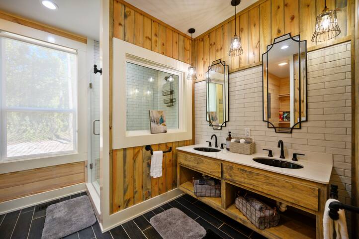 BRAND NEW! Modern-Rustic 1 Bedroom Honeymoon Cabin