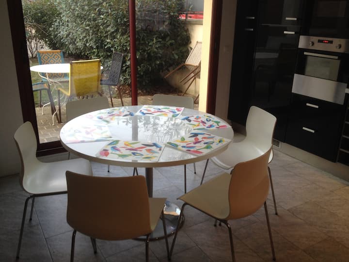 Paris
Quiet Full House
Air Cond
6 P
Metro: 100m - Le Kremlin-Bicêtre