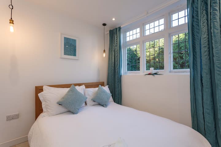 Modern, One-bed | Near Gardens - Vivre Retreats 1c - Bournemouth