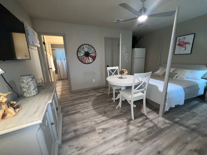 The Flamingo - Beautiful Studio Apartment - Pensacola Beach, FL
