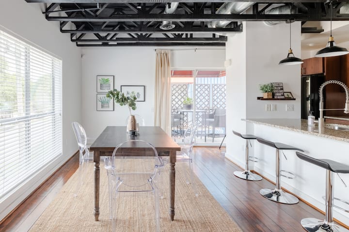 Unwind And Relax At An Industrial Luxe Pad - Bayou City Art Festival