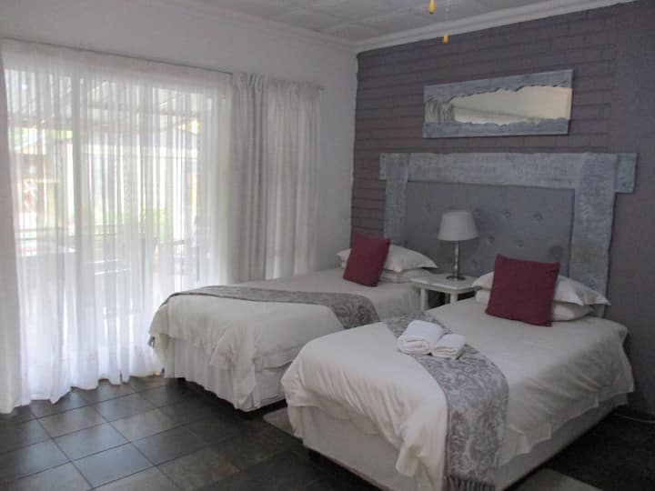 Ukarimu Guest House - Amethyst Room - Klerksdorp