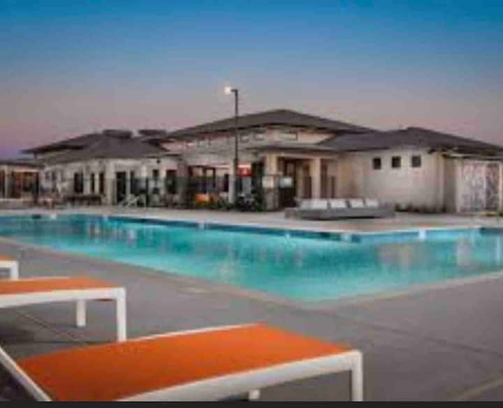 Private Patio + Pool, Gym, Parks, Trails - Sacramento, CA