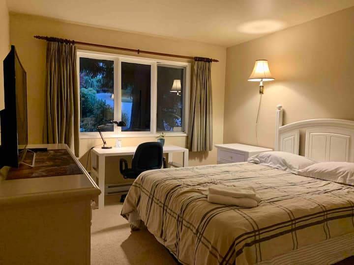 Comfortable 2 Bedroom Suite - Saanich