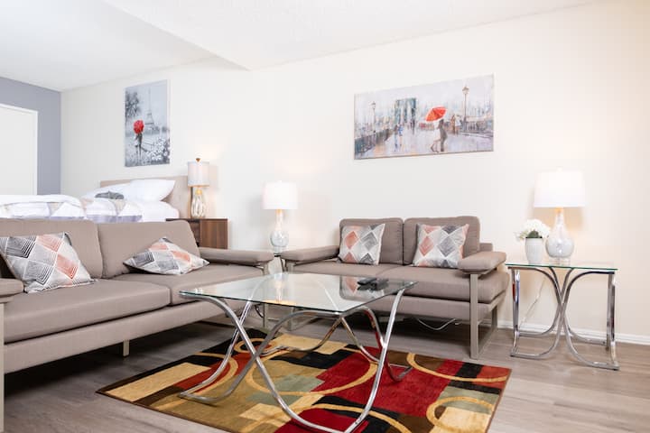 Spectacular Hollywood Studio - Fully Furnished - Hollywood, CA