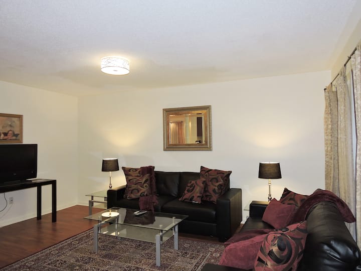 Entire End Unit Townhouse With Finished Basement. - Burlington