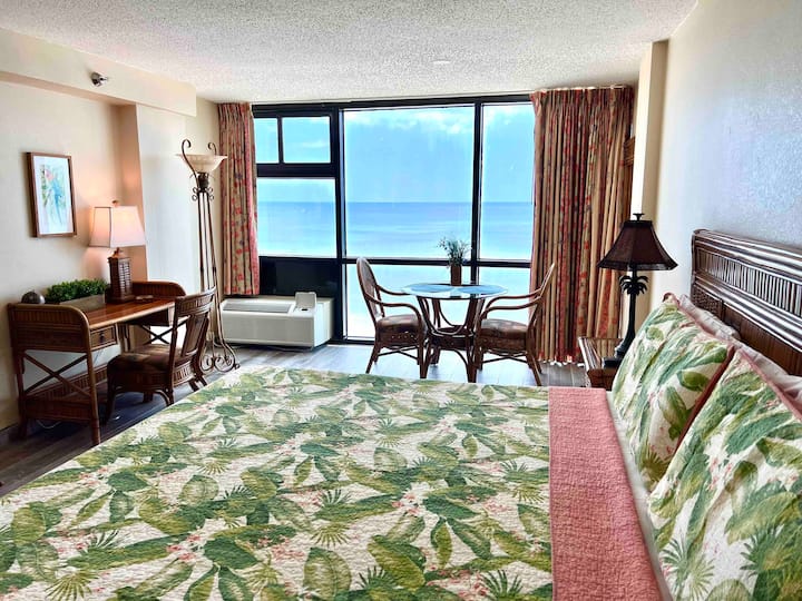 Renovated Ocean Front King Studio W/ Gorgeous View - Daytona Beach, FL