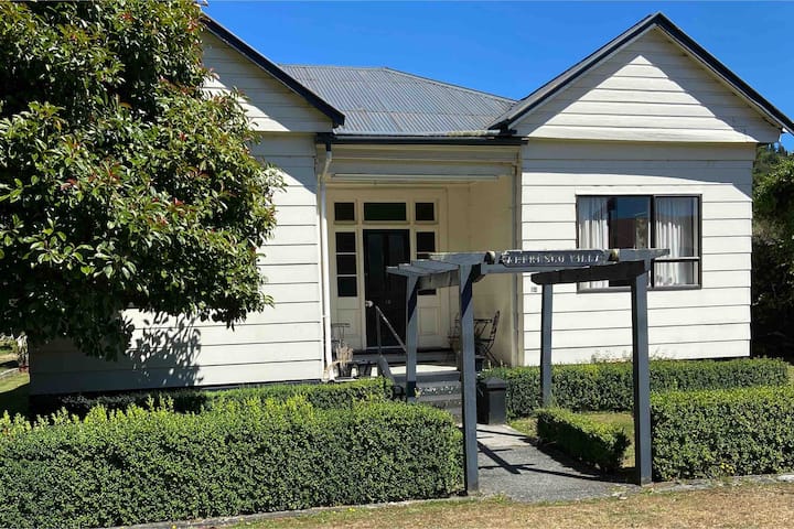 Reefton Classic 4 Bed 3 Bath Town Villa - Reefton