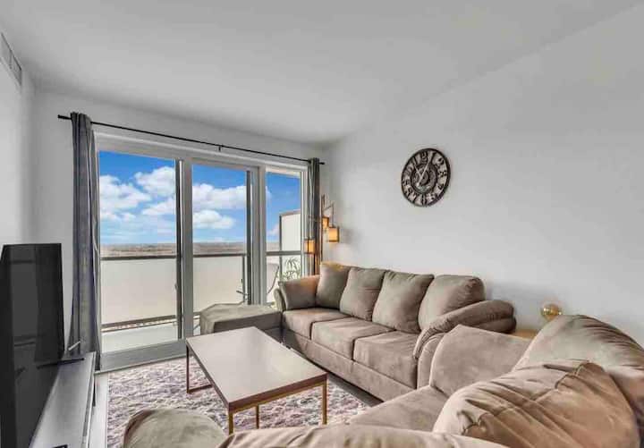 Opulent 2br/2ba Condo - Oshawa