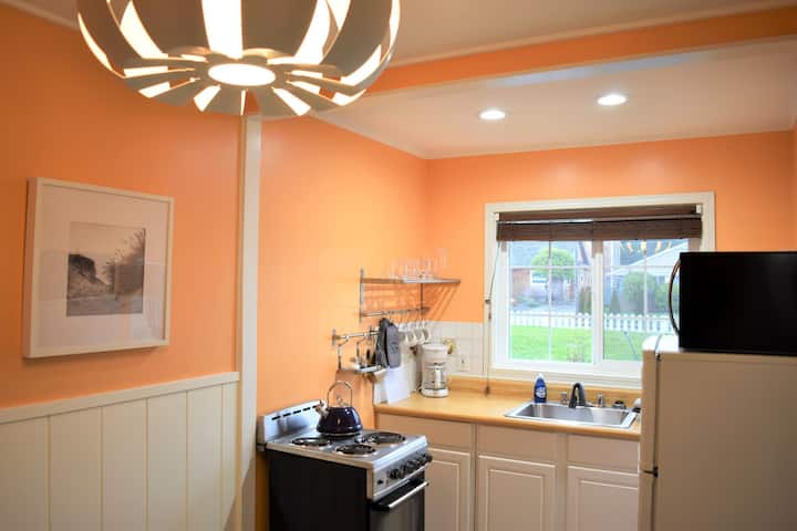 Modern Suite Three Blocks From The Pacific Ocean - Cannon Beach, OR