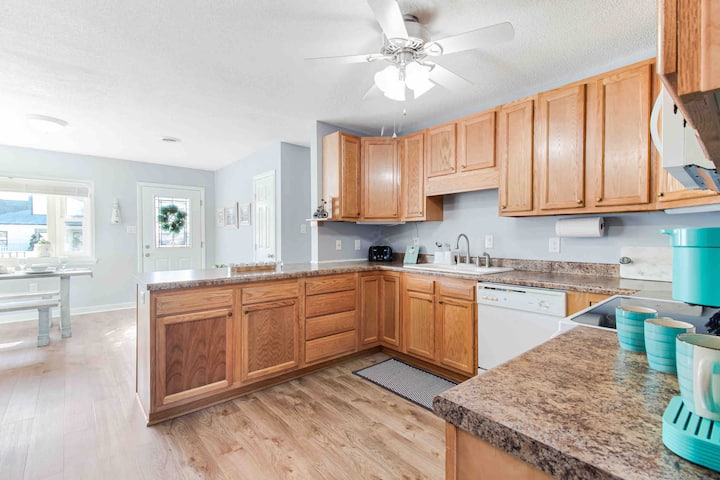 Great Location Sunshine Cottage Walk To Waterfront - Bald Head Island, NC