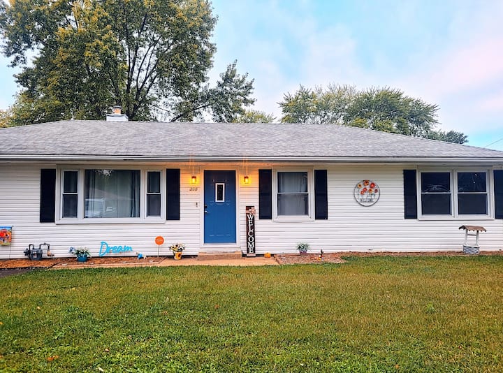 3 Bedrooms, Dogs Welcome W/ Fenced Yard & King Bed - Belleville, IL