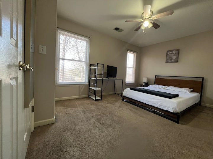 Private Bedroom Near Downtown! - Birmingham, AL
