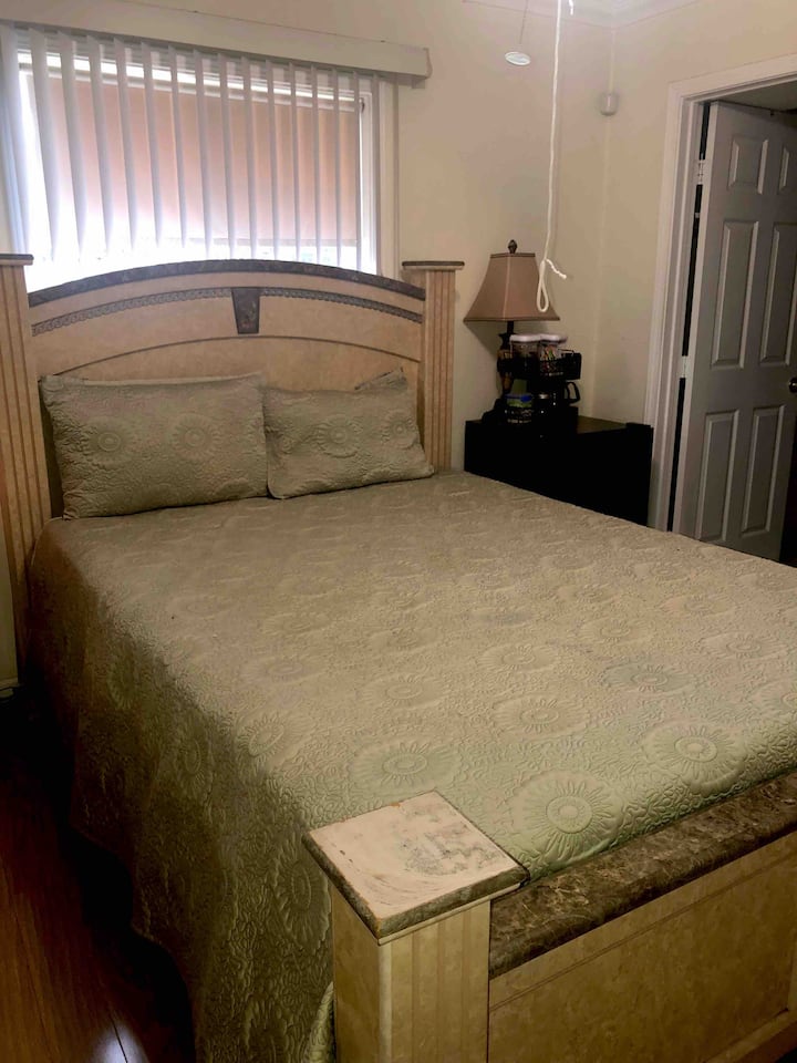 Comfortable One Bedroom Space. - Compton, CA