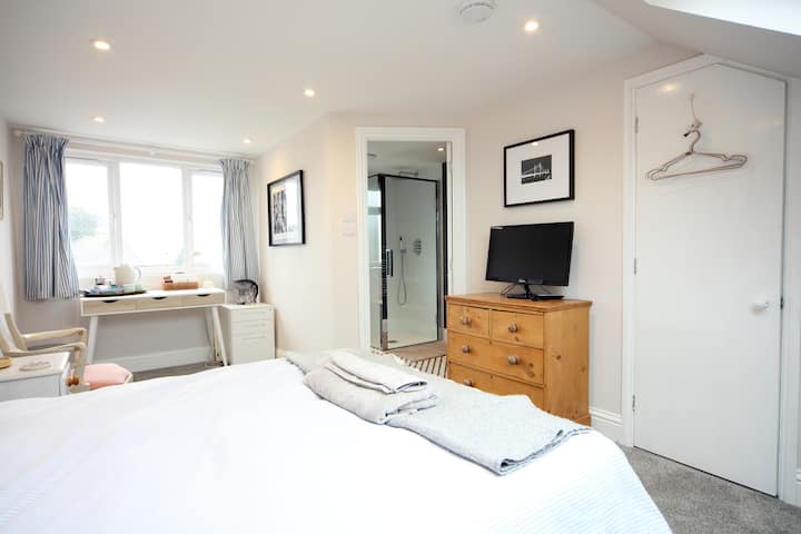 Large Light Attic Room With Private En-suite - Bath