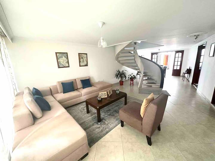 Casa Con Grandes Espacios/embajada/ Corferias/2min - Bogota