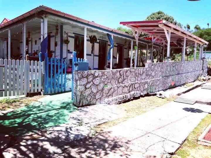Maison La Belle Saintoise  Maison Créole En Bois - Guadeloupe