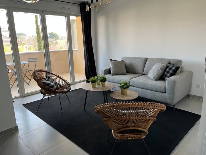 Studio Aix, Balcon, Climatisé Et Parking Prive - Aix-en-Provence