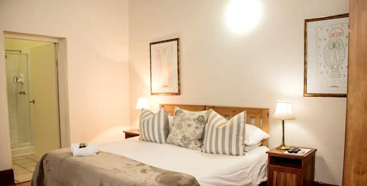 Matoppo Guest House - Queen Room - Beaufort West