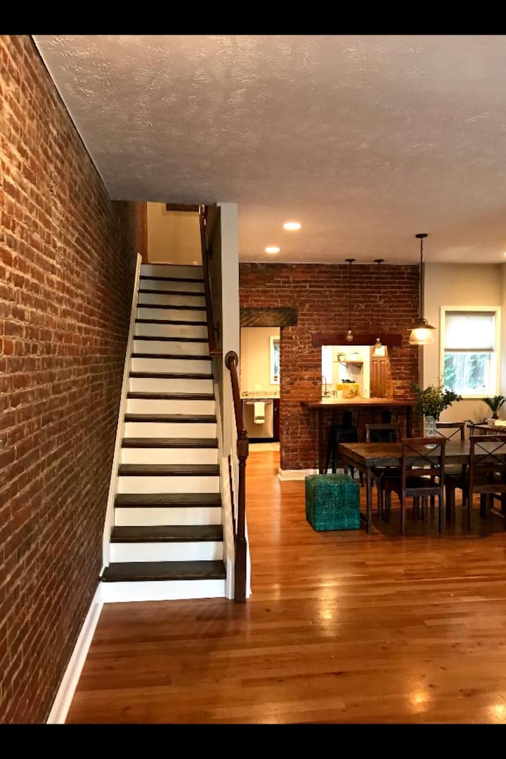 The Larrybird Inn - Steps From Butler Street! - Pittsburgh