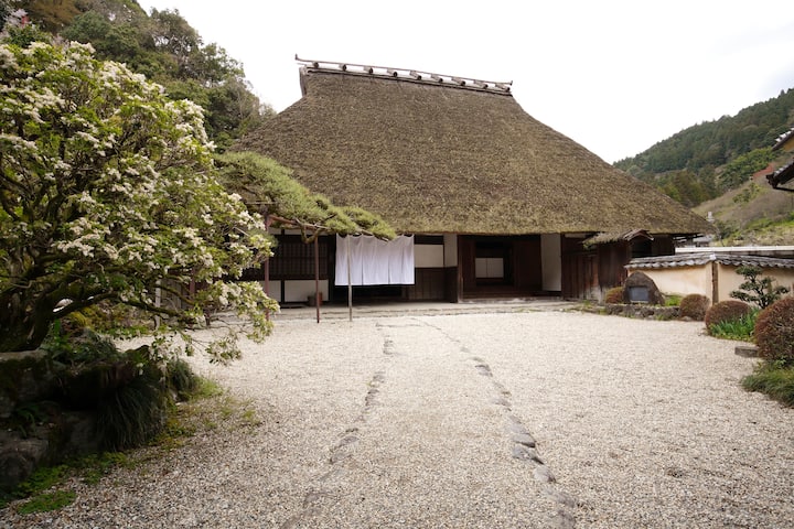重要文化財の敷地内にある長屋を改装した宿泊所。１日１組限定。グループでわいわい楽しく。 - 橋本市