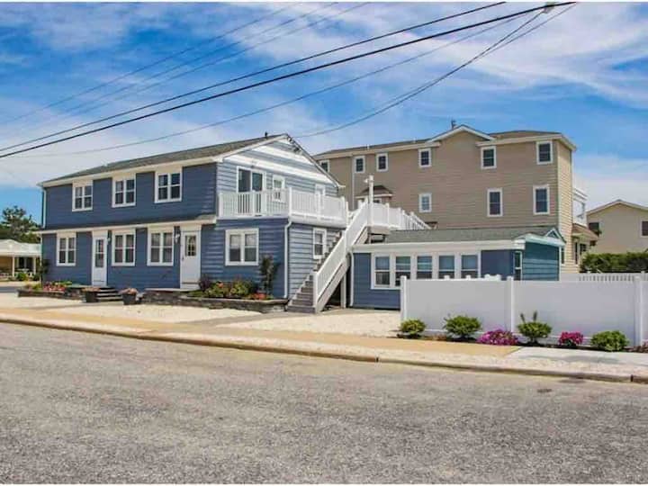 Av Beach Block Home: Sleeps 18! - Avalon
