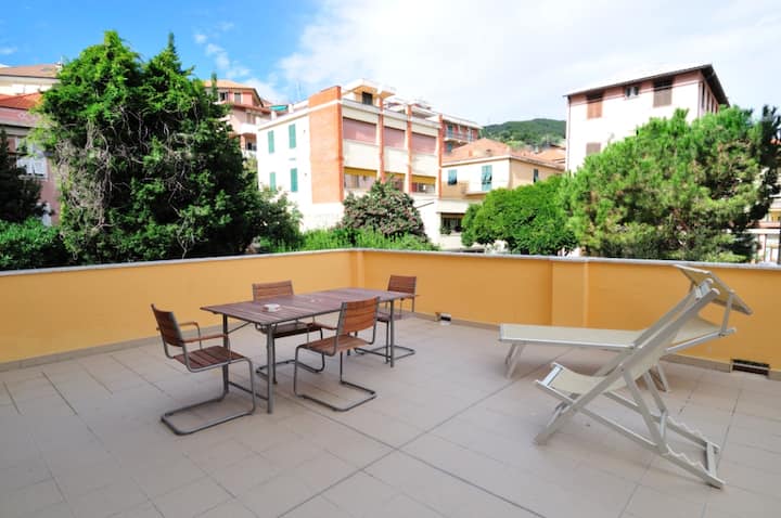 Bilocale Con Grande Terrazzo - Varazze