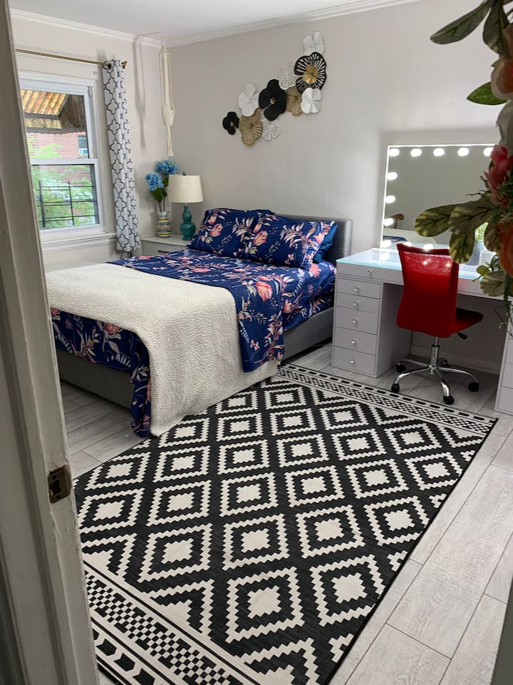 Cheerful 2 Bed Rooms Apartment In Heart Of Queens - Queens