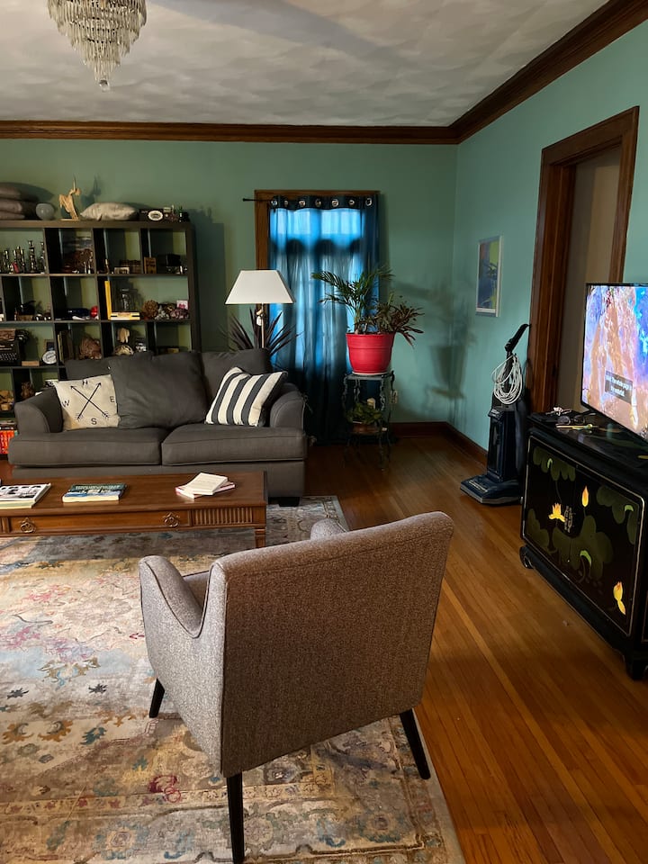 Unit 1a Charming, Spacious And Welcoming Apartment - Davenport, IA