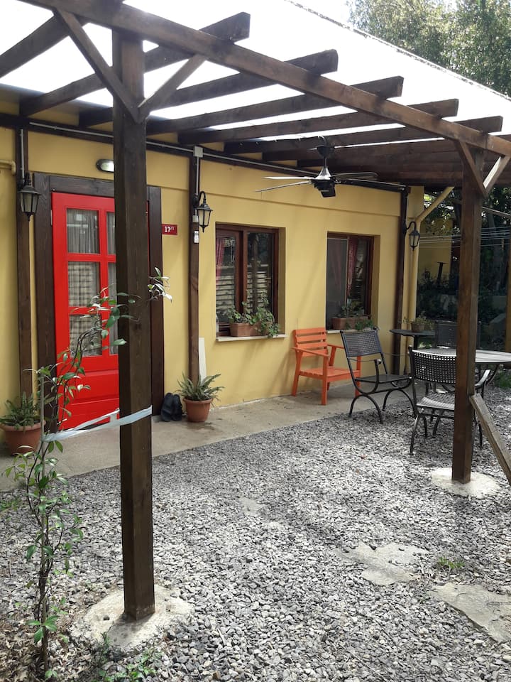 Lovely Gardened House 10 Minutes Walking To Metro - İstanbul
