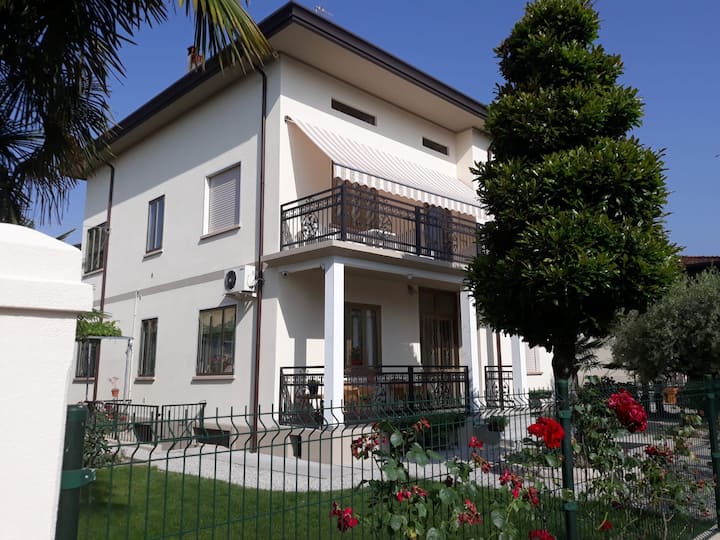 An Attractive, Detached Italian Holiday Home.your Fantastic Holiday Home Has Two 2 Identical Comfortable Apartments.
Each Apartment Has 3 Bedrooms With Box Spring And Is Suitable For 2 To 6 People. - Provincia di Pordenone