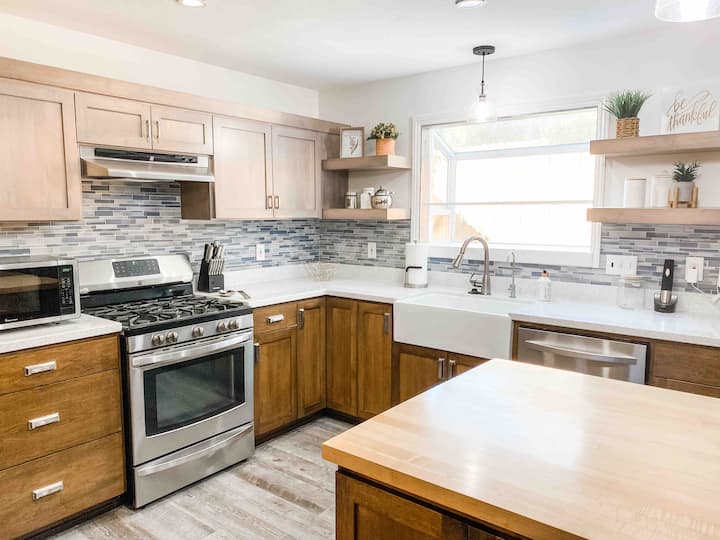 Modern 3 Bed Home Spacious Front Porch & Game Room - Atascadero, CA