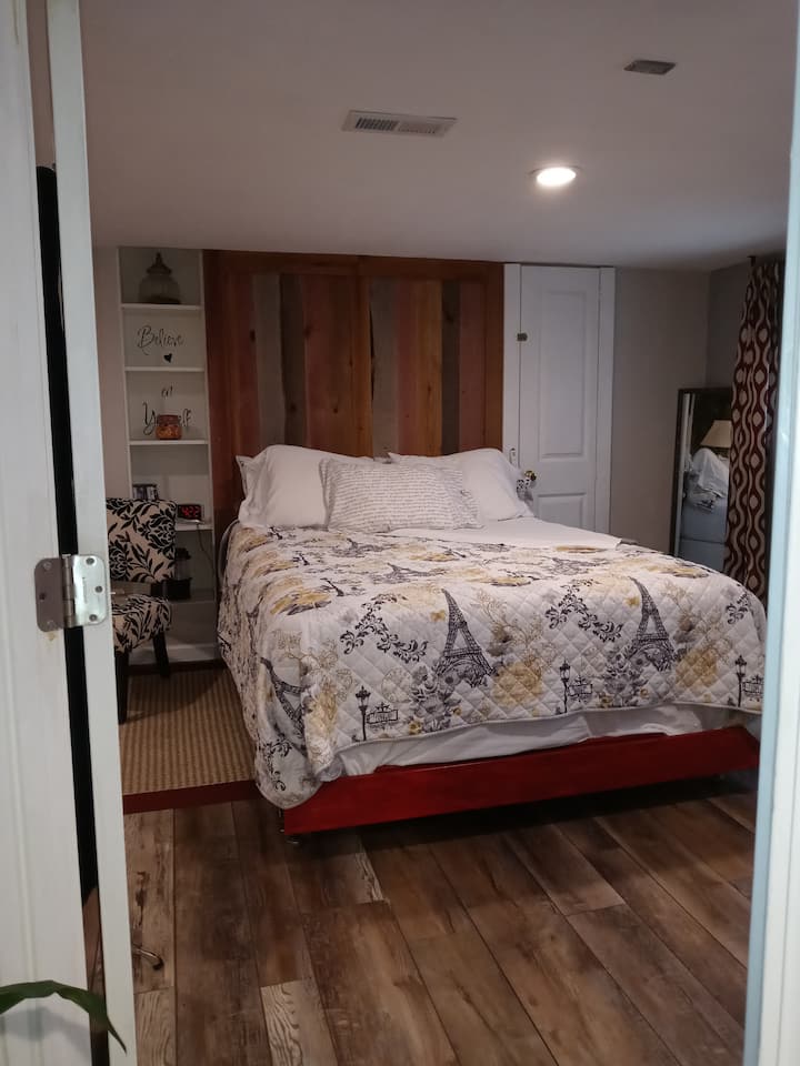 South City Cellar Suite/hot Tub - St. Louis, MO