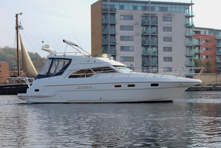 Luxury 43 Ft Motor Yacht City & Broads Warm & Cosy - Norwich