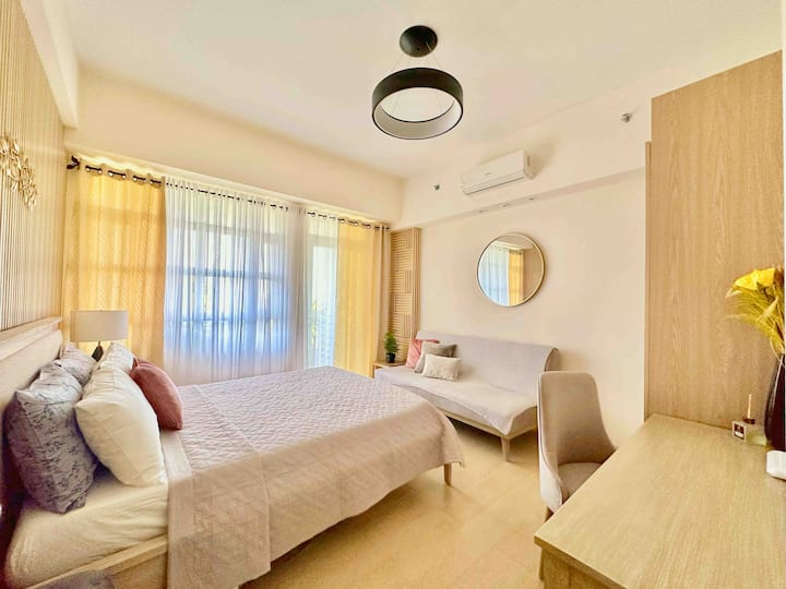 Twin Lakes 1-bedroom Taal View W/ Indoor Parking - Alfonso