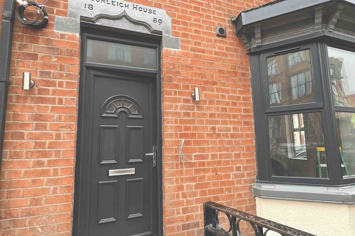 Burleigh House - 3 Bed House - Leicester