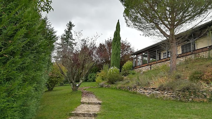 Un Ecrin De Verdure Avec Vue Imprenable Sur Cluny - Cluny
