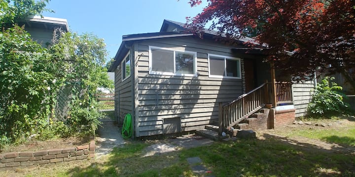 Private Lane Home Near Ocean, Downtown & Mtn - Vancouver
