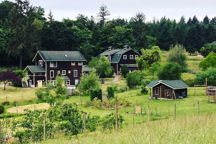 Renovated Barn, Minutes From Town! - Corvallis, OR