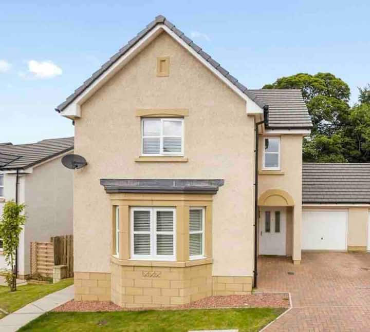 Spacious 4 Bedroom House With Good Links To Town - Edinburgh
