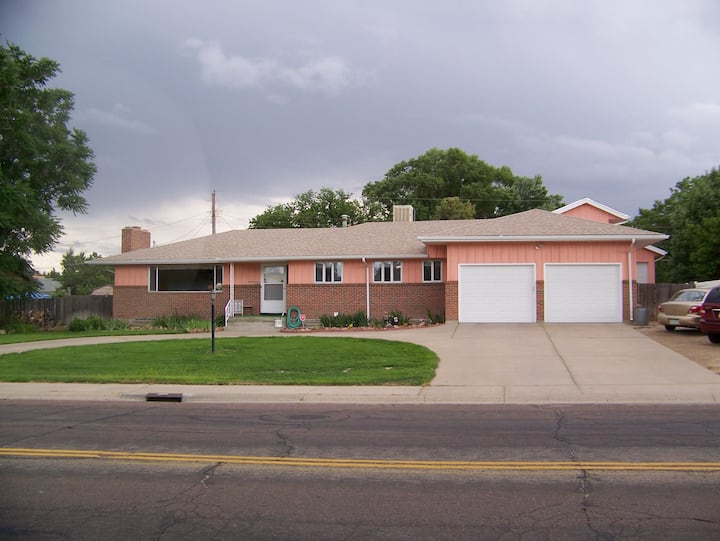 Lg Family Home Great Location W/golf Course View - Pueblo, CO
