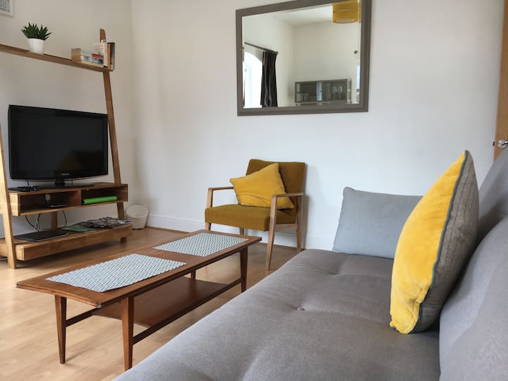 Stylish 2 Bed Riverside Apartment In Central York - York