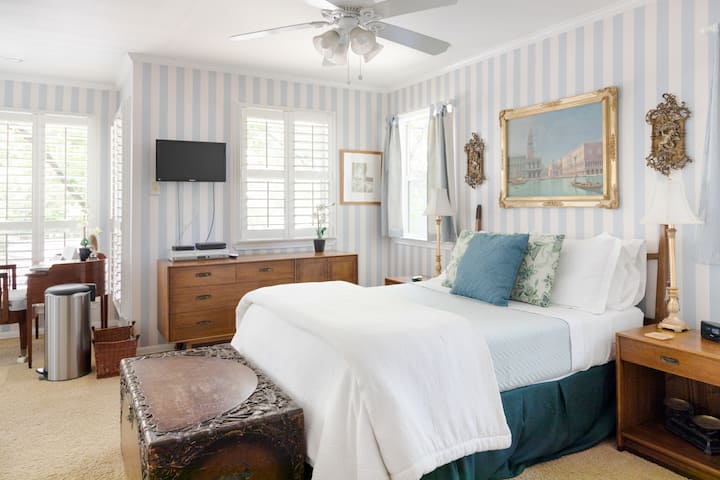 Glamorous & Private Soco Suite - Austin, TX