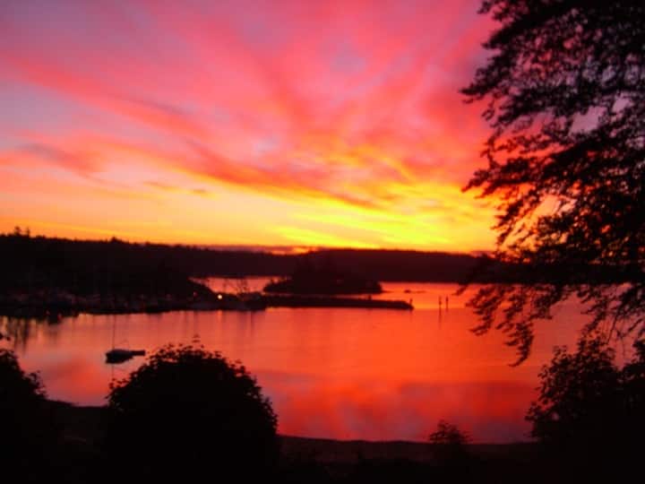 Eagles Landing - Waterfront Heritage Estate - Salt Spring Island