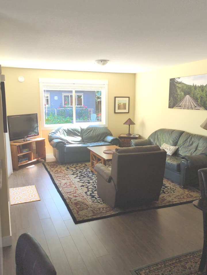 2 Bdrm Completely Seperate Private Basement Suite - 나나이모