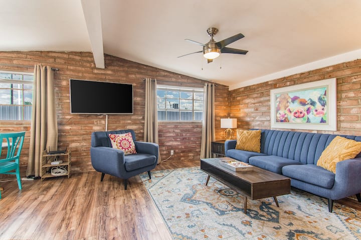 This Centrally Located 1 Bedroom Features A Full Size Pool And Electric Vehicle Charging On Site. - Tucson