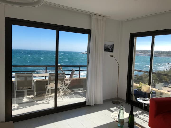 Juste Devant La  Mer: Lumière,vagues, Centre Ville - L'Escala