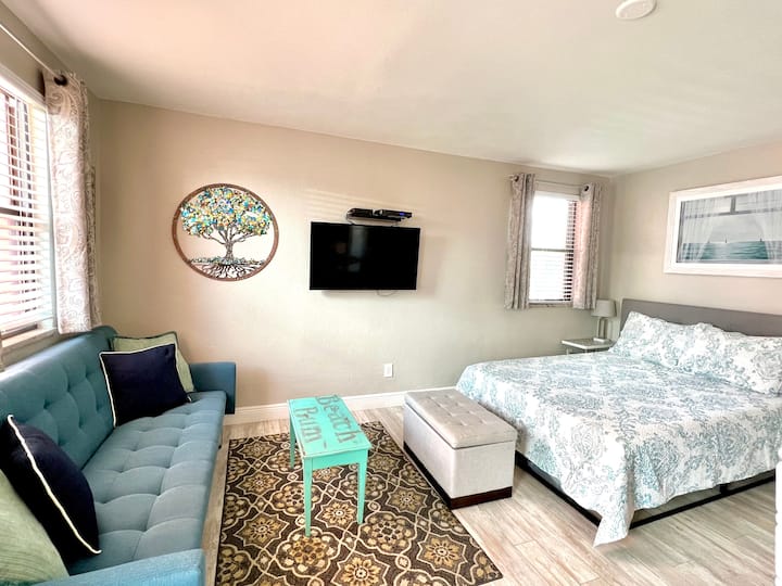 Gulf And Pool View Incredible Studio Condo - St. Pete Beach, FL